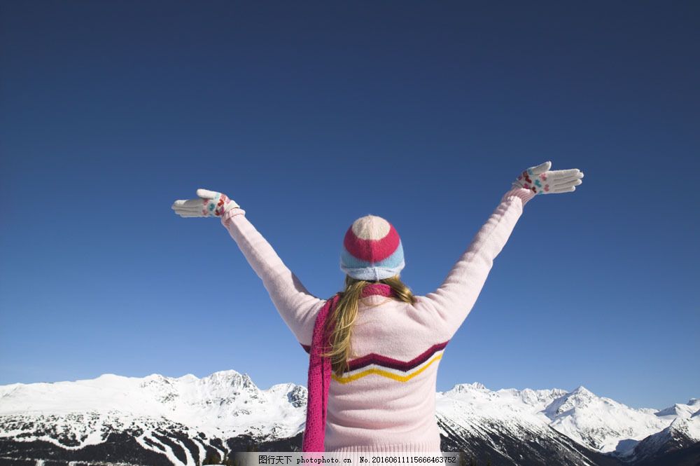 张开双臂的女人背影图片_其他_人物形象-图行天下素材网